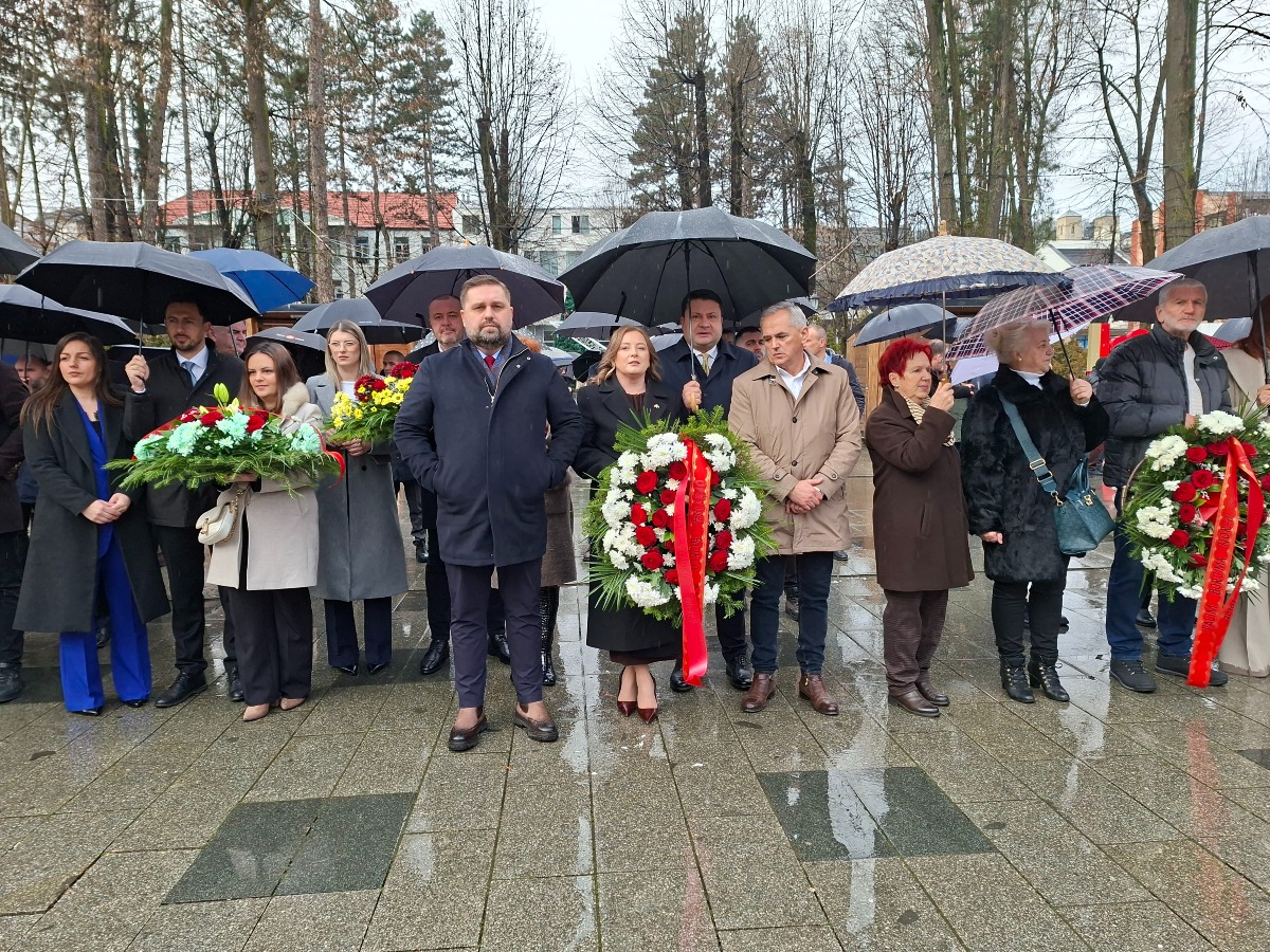 Wreaths were laid on the Monument to fallen soldiers | Radio Bijelo Polje