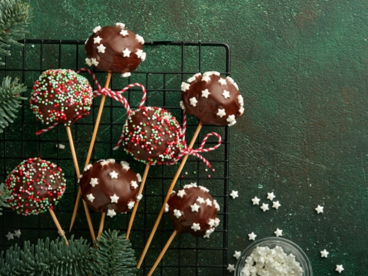 Plasma magic: Christmas cake pops that win at the first bite | Radio ...
