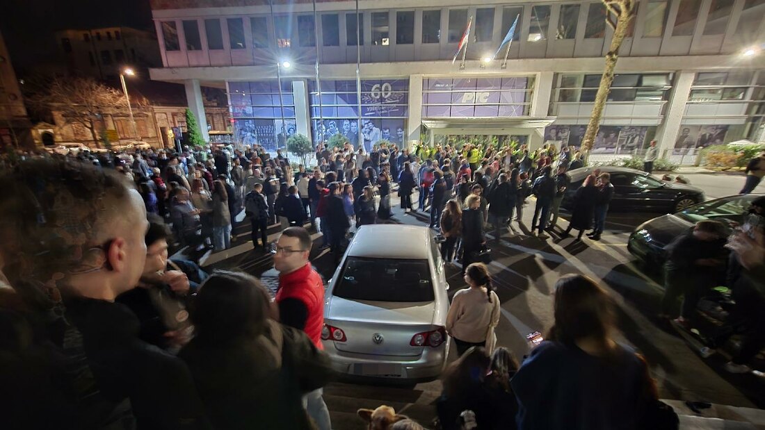 Studenti opkolili zgradu RTS-a i najavili blokadu od 22 sata | Radio Bijelo Polje